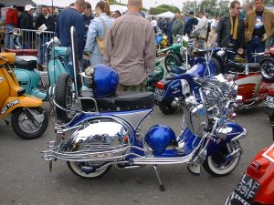 Mod scooters : 60s style classic Vespa and Lambretta scooters