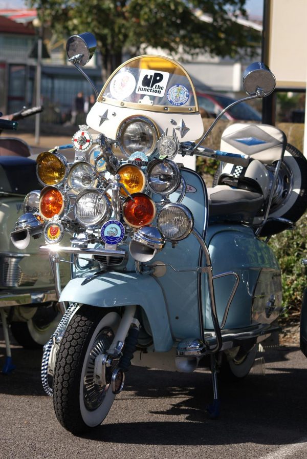 Mod scooters : 60s style classic Vespa and Lambretta scooters