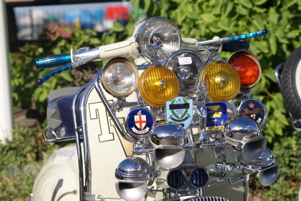 Mod scooters : 60s style classic Vespa and Lambretta scooters