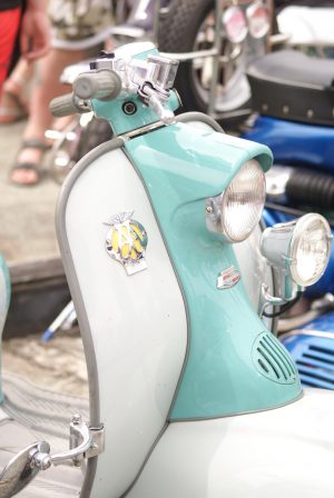 Mod scooters : 60s style classic Vespa and Lambretta scooters